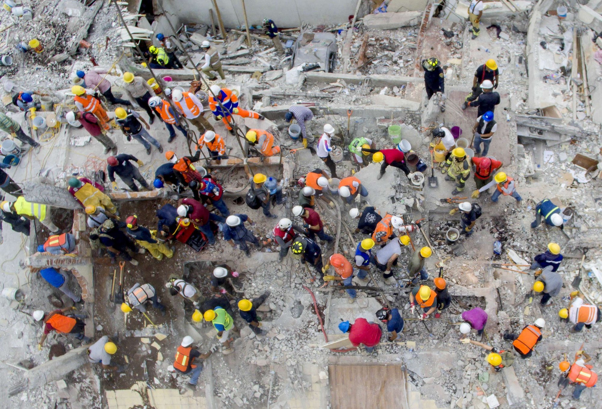 Po galingo žemės drebėjimo Meksikoje vis dar ieškoma gyvųjų - Delfi