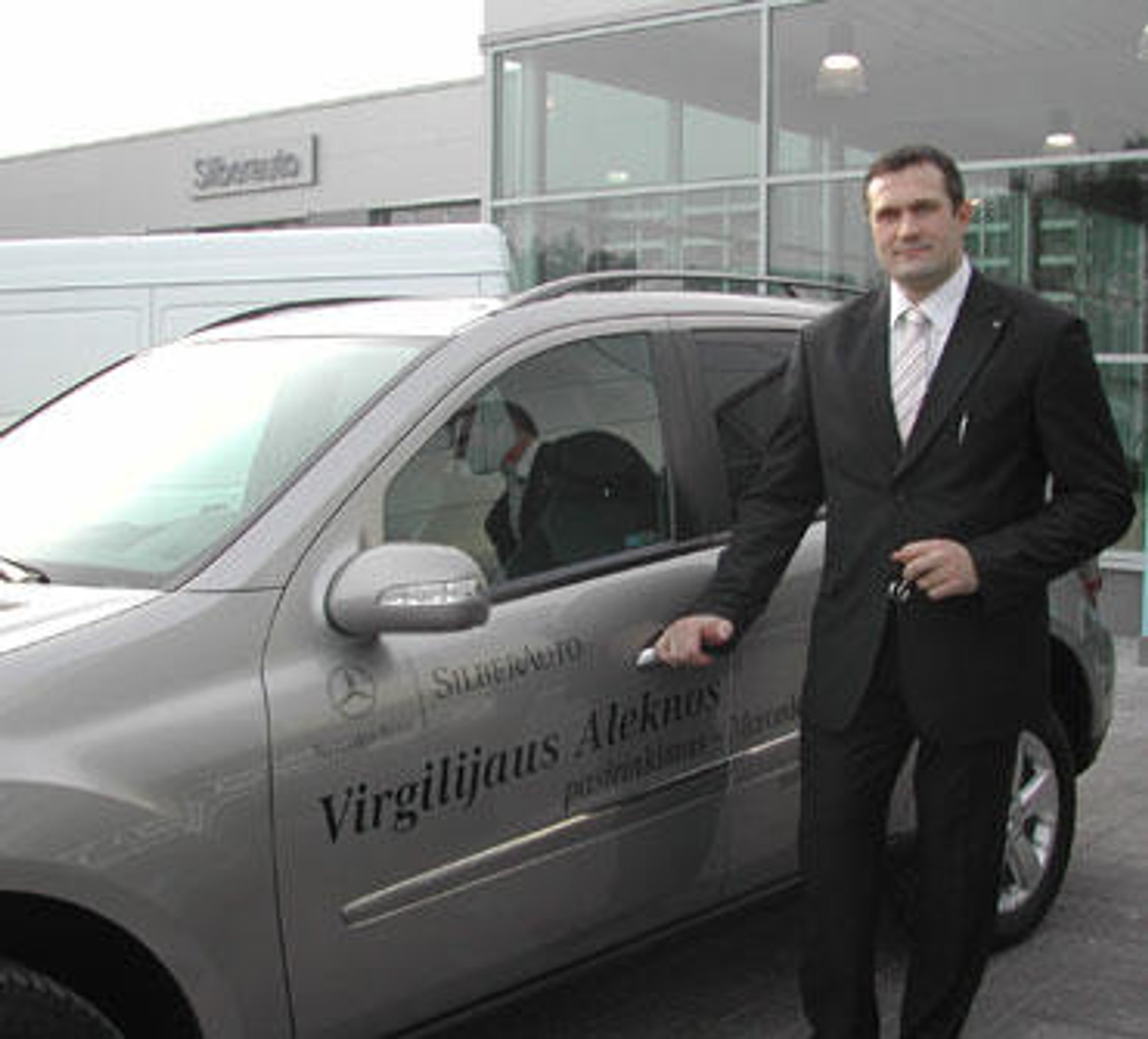 V.Alekna iš BMW persėdo į “Mercedes-Benz” - Delfi veidai