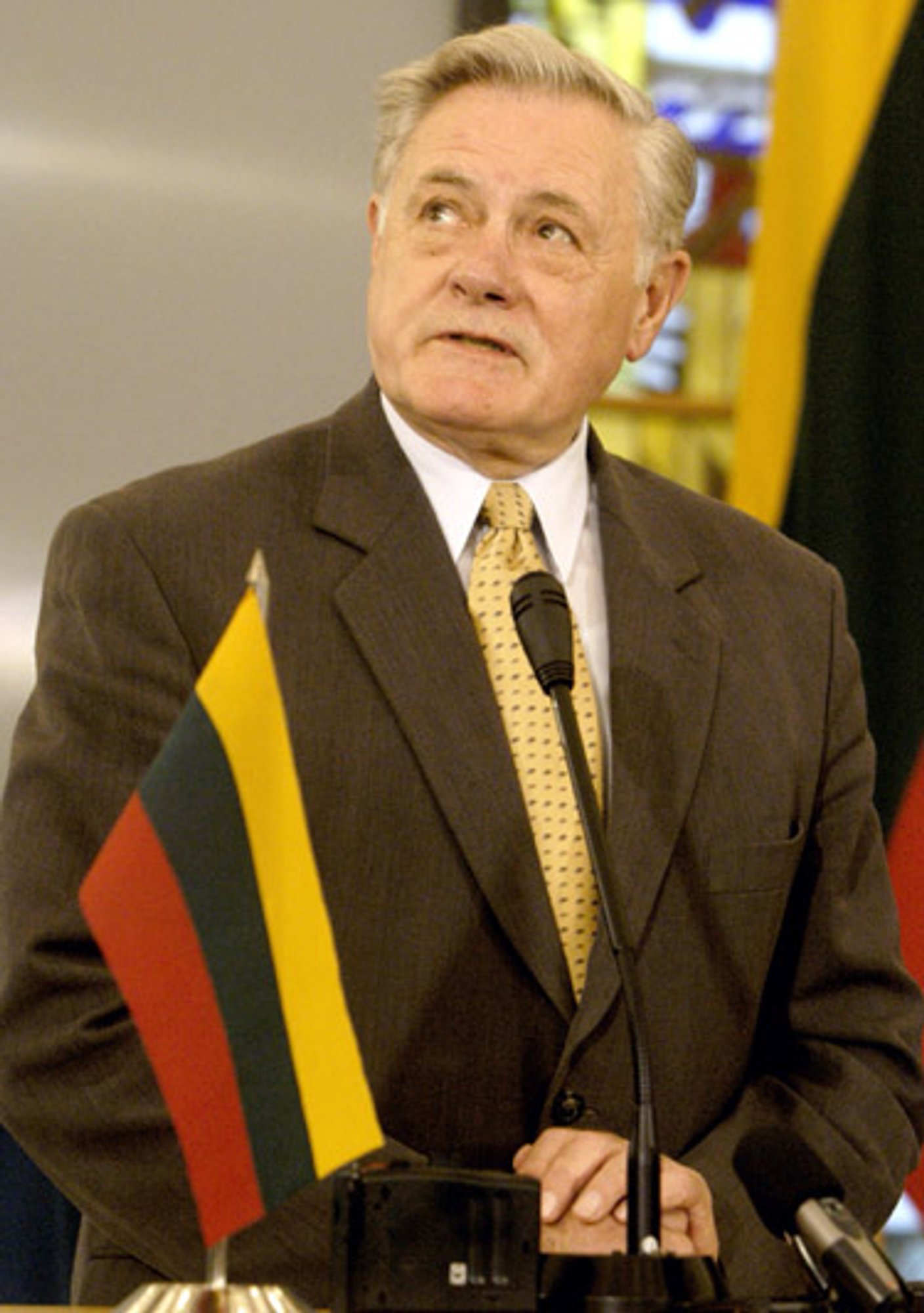 V. Adamkus į Seimą nekandidatuos - Delfi