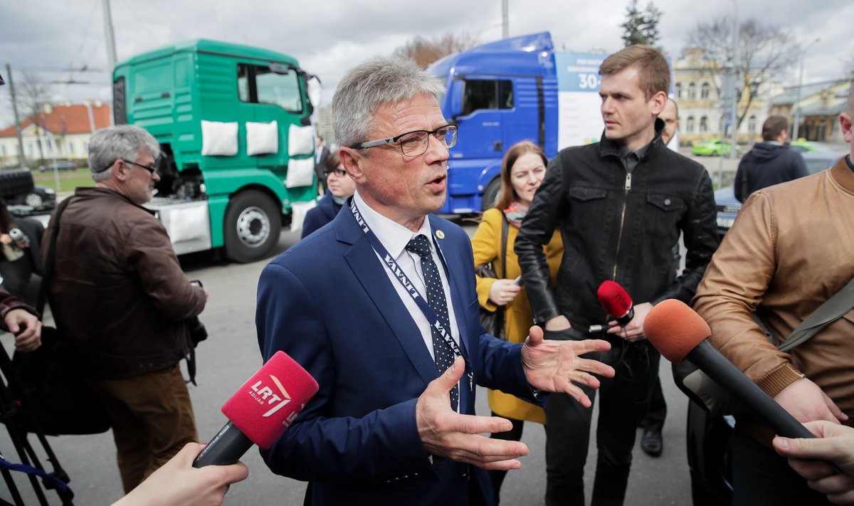 Mikėnas: iš Baltarusijos muitinės prašome gauti visų sulaikytų vilkikų ...