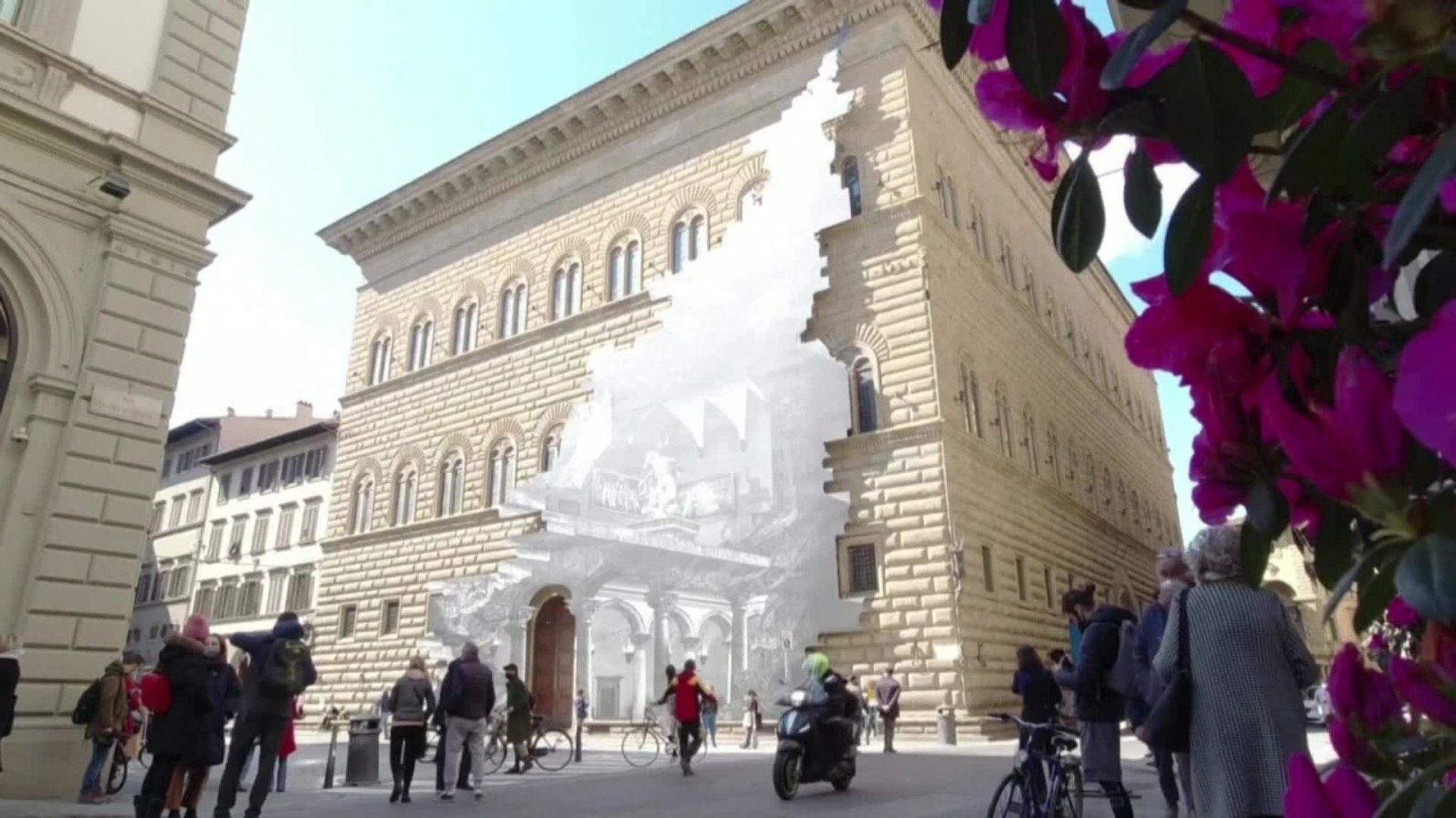 Instaliacija ant renesanso stiliaus rūmų Florencijoje kuria optinės ...