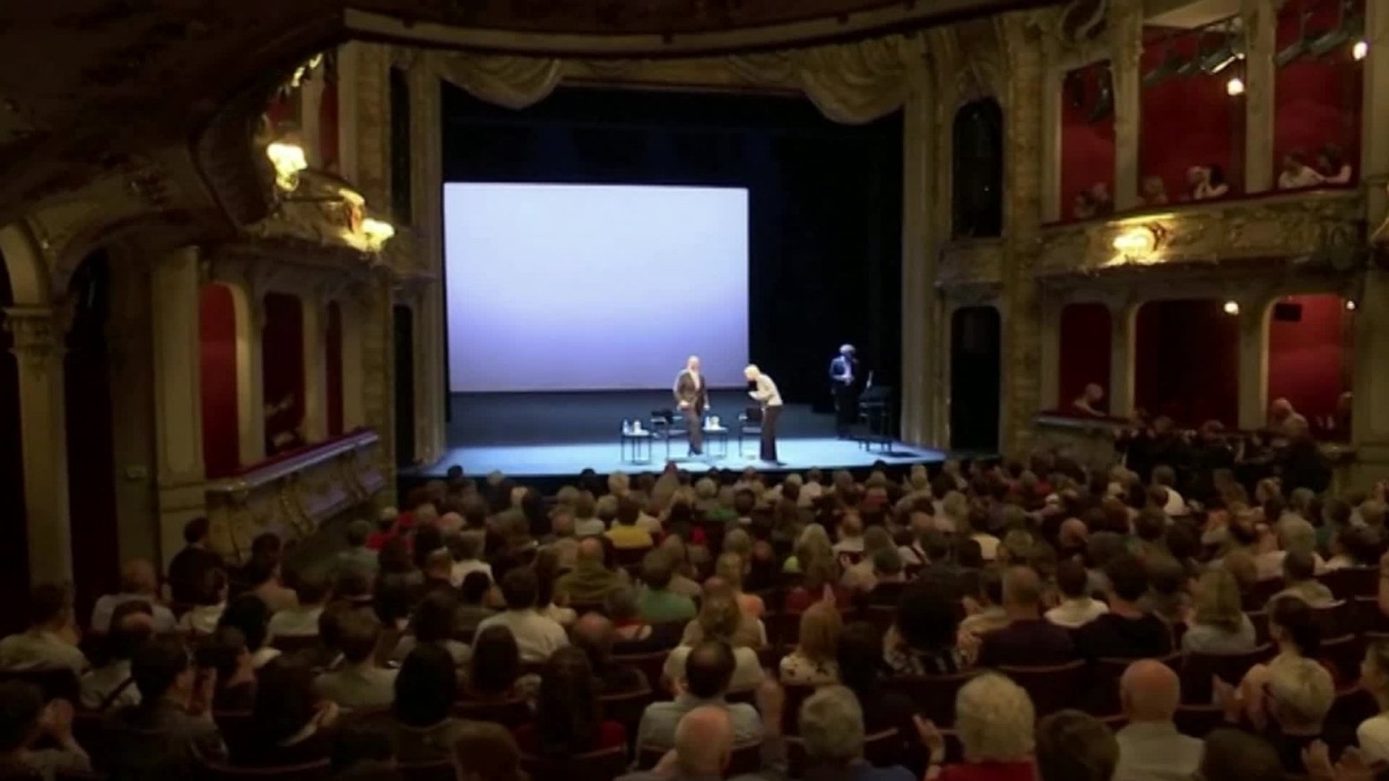 Vienas Berlyno teatras pasirengęs kelti scenos užuolaidą: kaip viskas ...