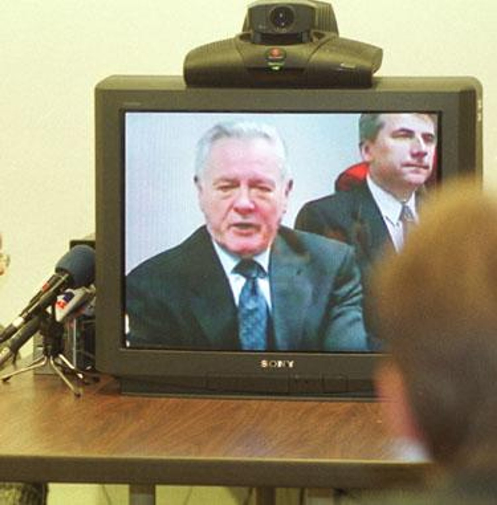 Baigęs atostogas V.Adamkus grįžta į Vilnių - Delfi