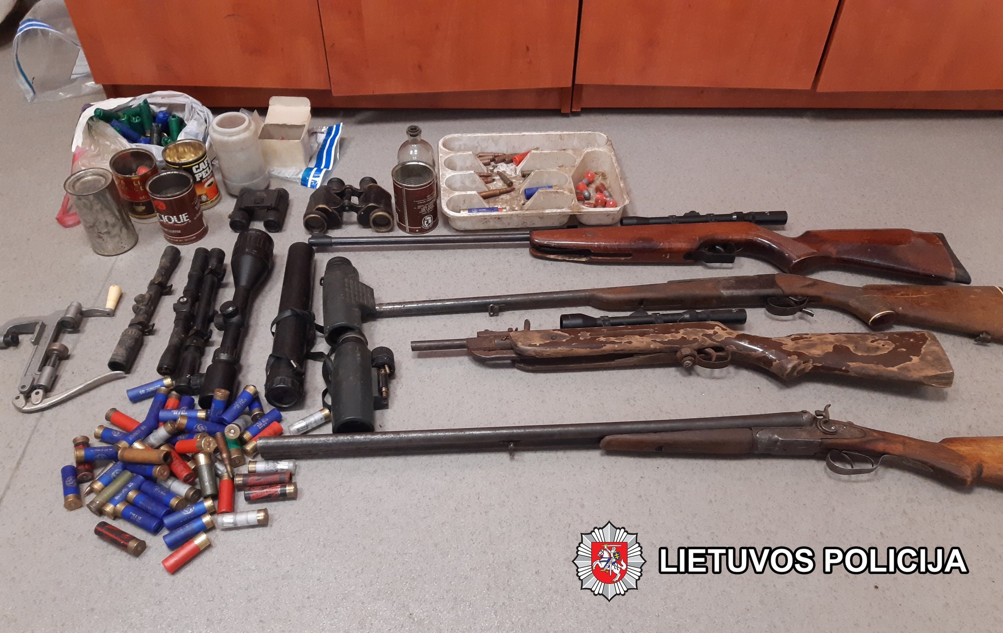 Trakų rajone per kratą sodyboje rastas arsenalas - Delfi