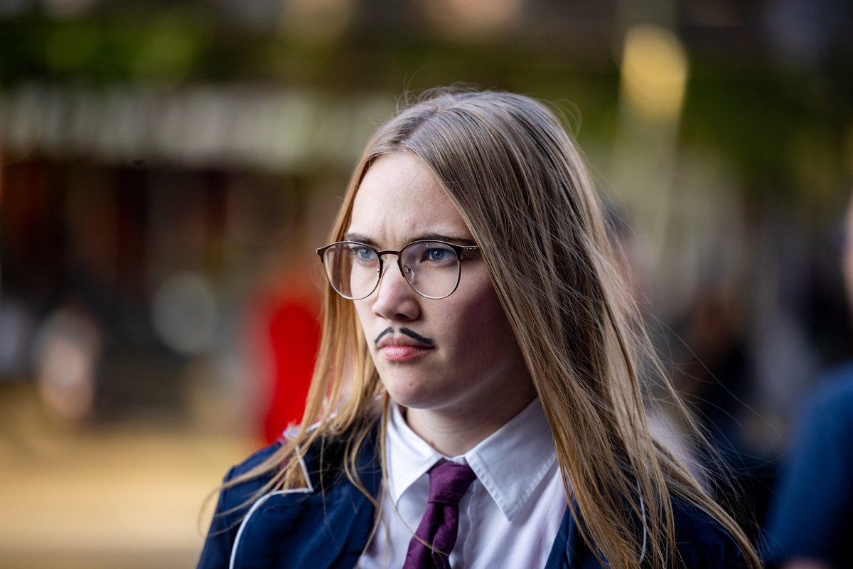 Išradingai pasipuošę „Eurovizijos“ gerbėjai vyko į pirmąjį pusfinalį ...