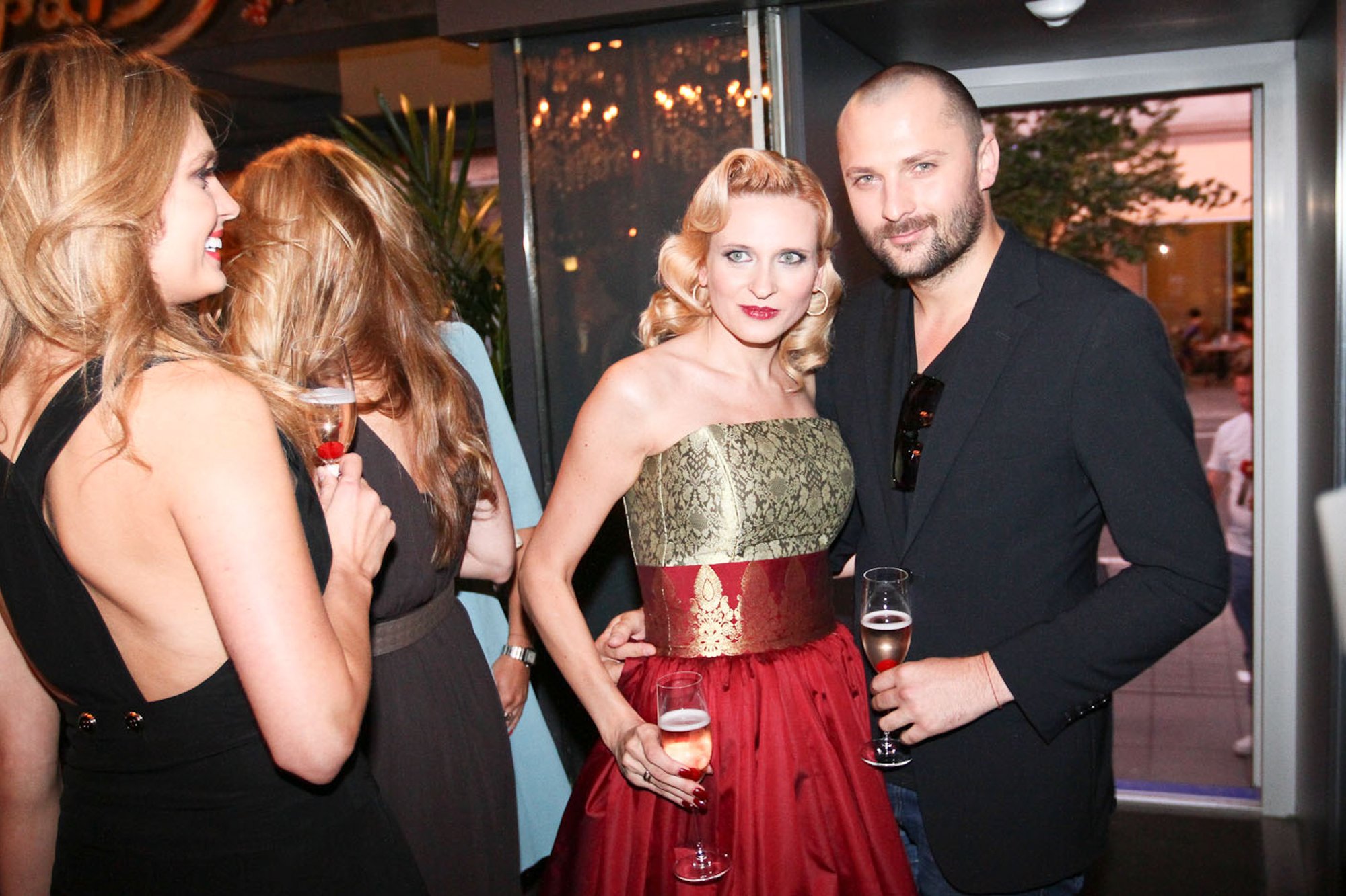 Naujo baro „krikštynose“ - šampano purslai ir žvaigždžių spindesys ...