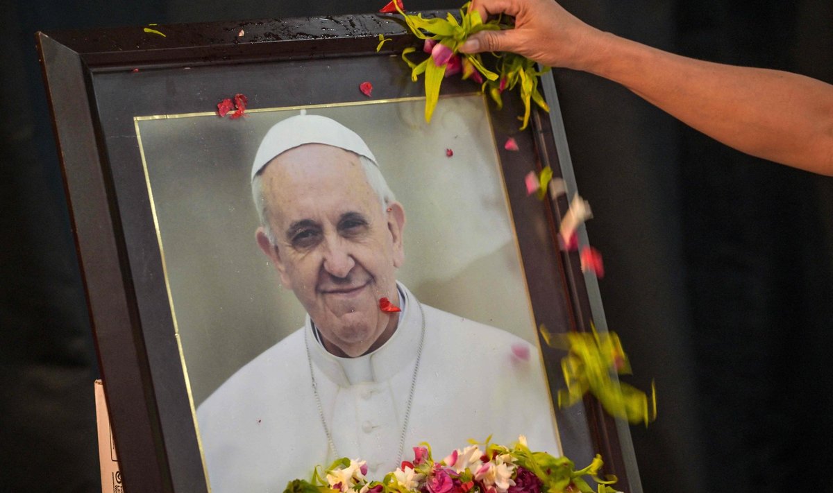 Ant popiežiaus Pranciškaus antkapio bus užrašytas tik vienas žodis - Delfi