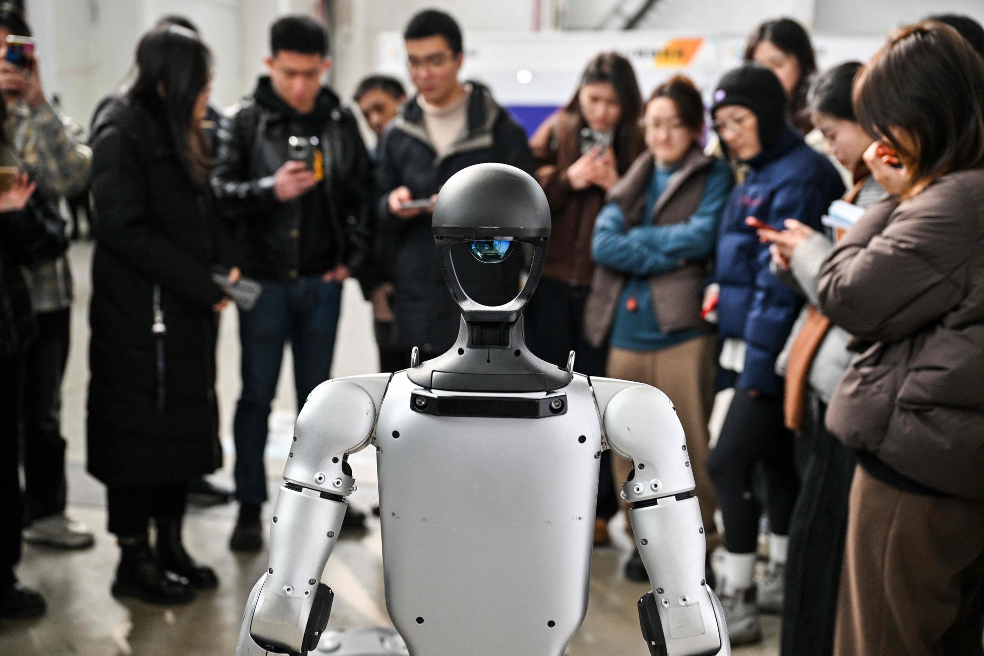 Internete paplito vaizdo įrašas, kuriame robotas smogia moteriai – ekspertai kelia saugumo ...