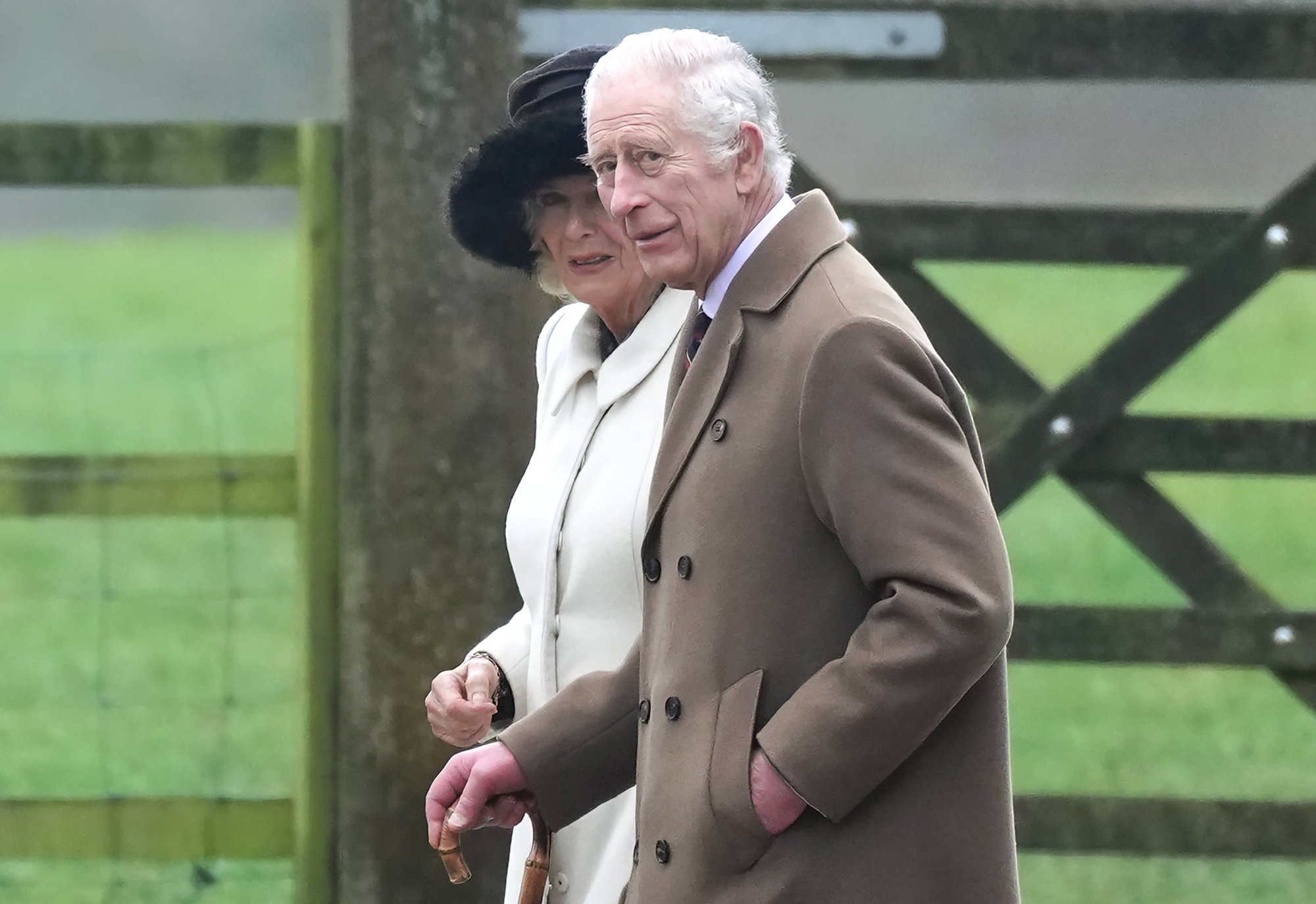 Karolis III grįžo į Londoną galimai tolesniam gydymui - Delfi veidai