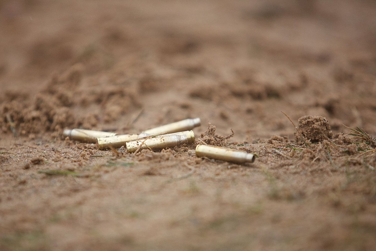 Tvenkinyje ir sudegusiame name rasta dešimtys šovinių bei šimtai ...