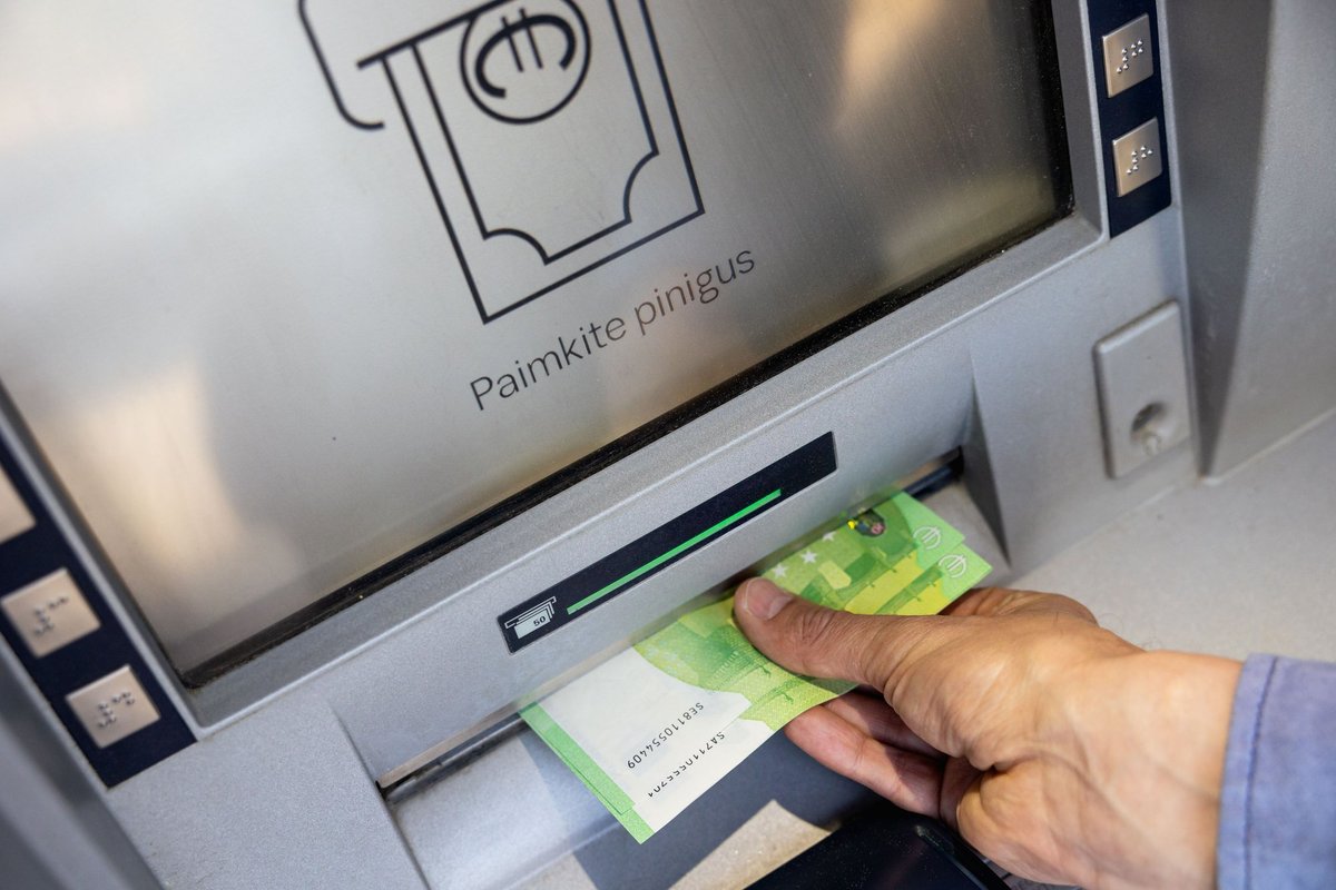 Regionuose – pyktis dėl bankomatų: žmonės gaišta laiką ir pinigus ...