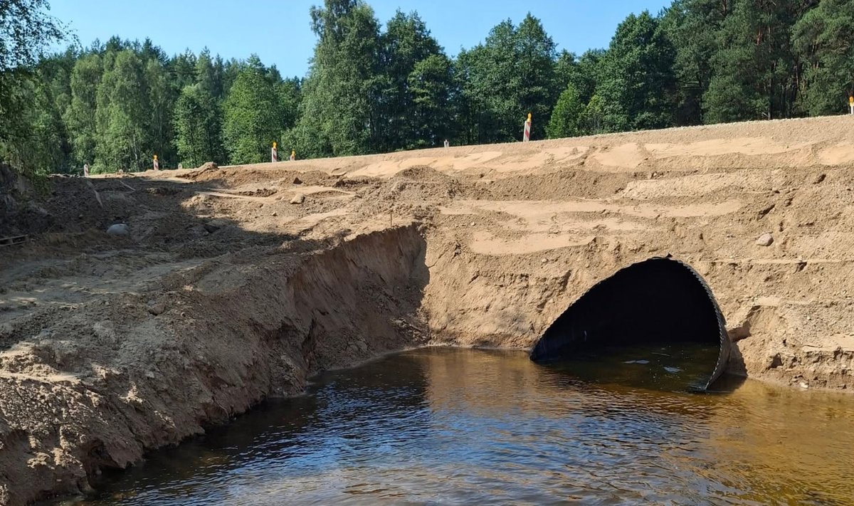 Tvarkant Molėtų plentą upė atsidūrė vamzdyje: valtys turės tilpti ...