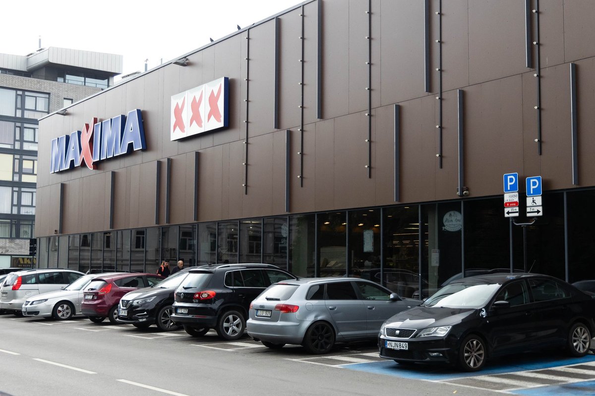 Около магазина Maxima появились знаки, которые расстроили покупателей - Delfi RU