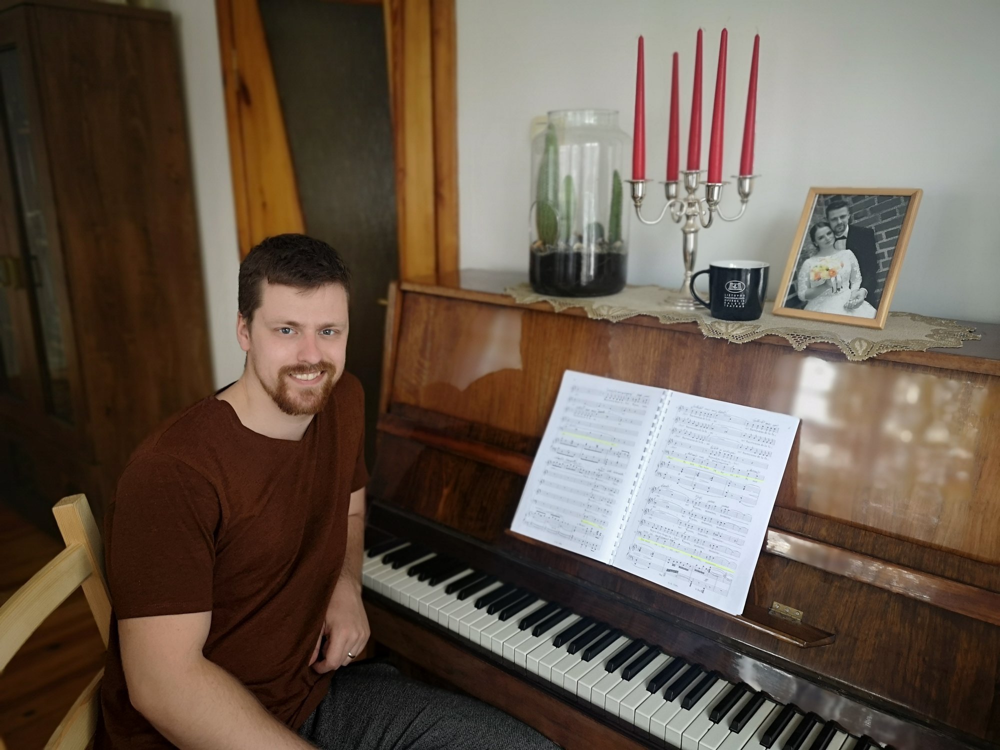 Baritonas Steponas Zonys: margučiais su žmona daušimės lauko terasoje ...