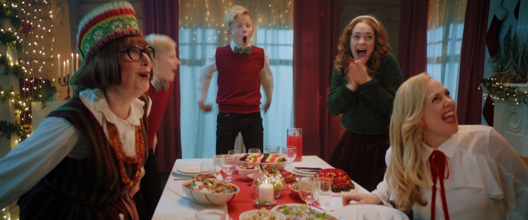 Antroje „Tele2“ kalėdinės reklamos dalyje: silkė lovoje, kūčiukai ir ...