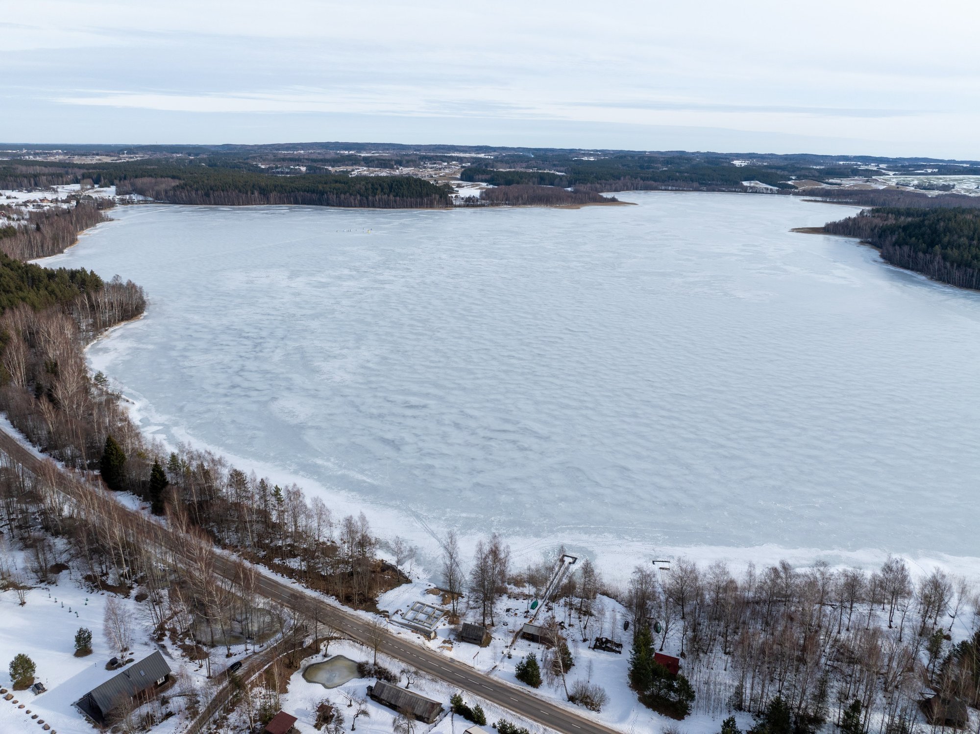 Unikalaus ežero pakrantėje statybos prasidėjo be leidimų: pareigūnai ...