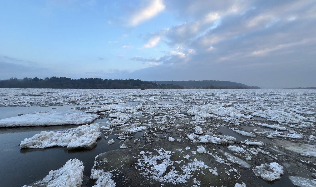 Pakilęs vanduo jau semia gyventojų namus: ugniagesiai skuba į ...
