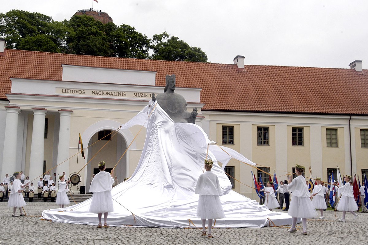 Vilniuje išniekintas paminklas Karaliui Mindaugui - Delfi