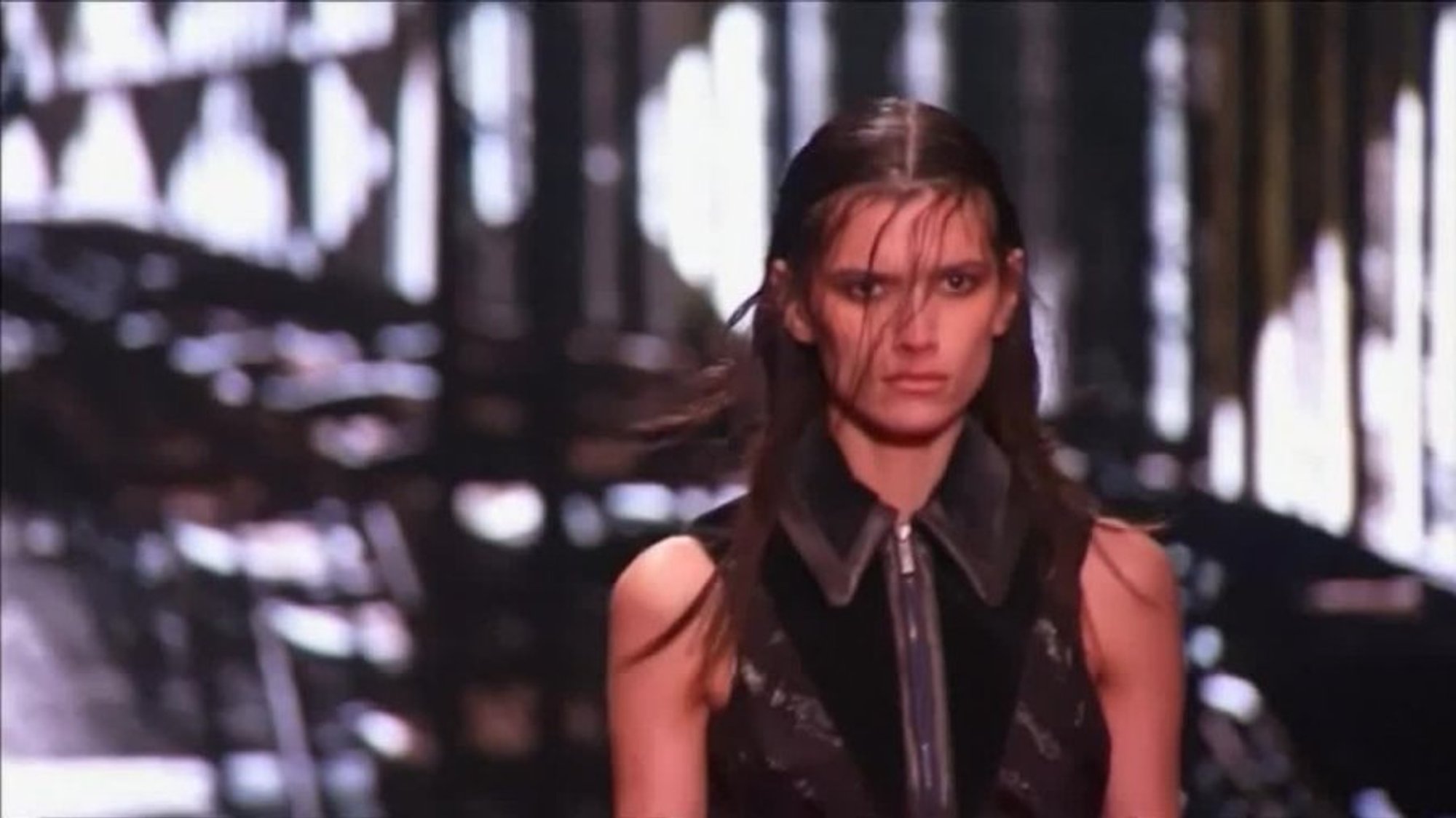 R. Cavalli kolekcijoje netrūko 8-ojo dešimtmečio spalvų ir užtrauktukų ...