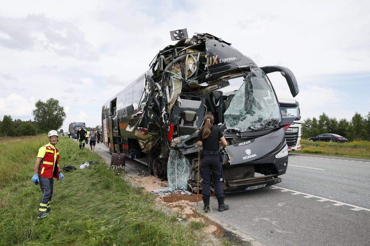 Estijoje „Lux Express“ autobusas trenkėsi į sunkvežimį - Delfi
