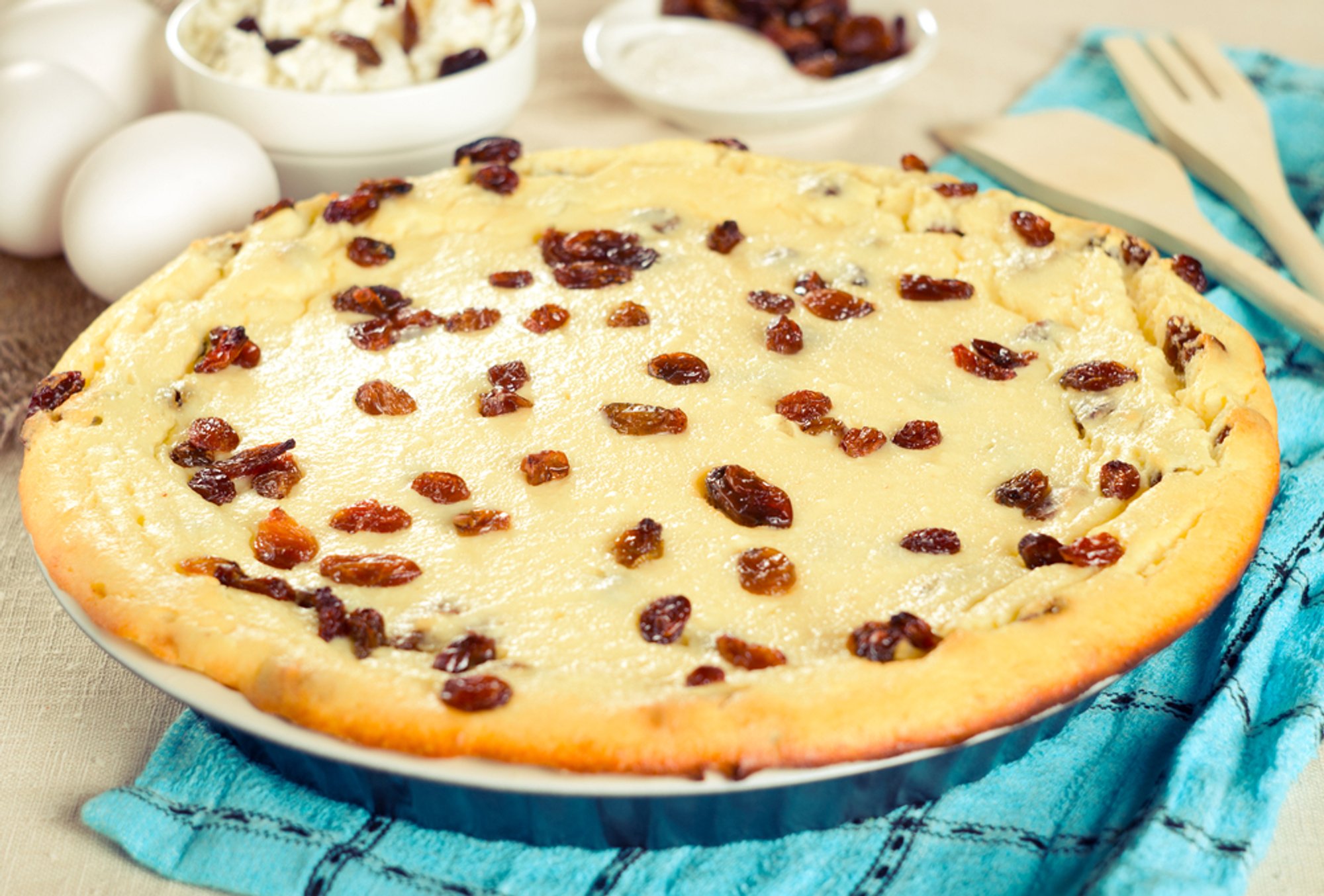 Greitukas: Velykinis pyragas iš varškės ir razinų - Delfi gyvenimas