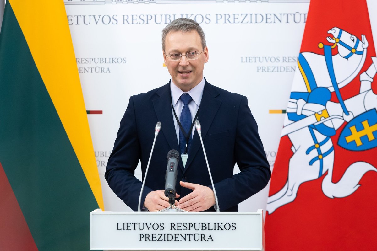 Prezidento patarėjo Česnulevičiaus komentaras po Valstybės gynimo tarybos posėdžio - Delfi