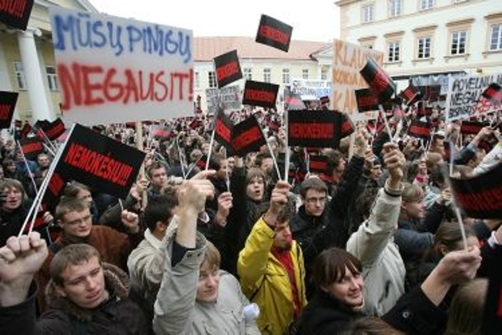 Mitingavę VGTU studentai rėkė „Nemokėsim“ - Delfi