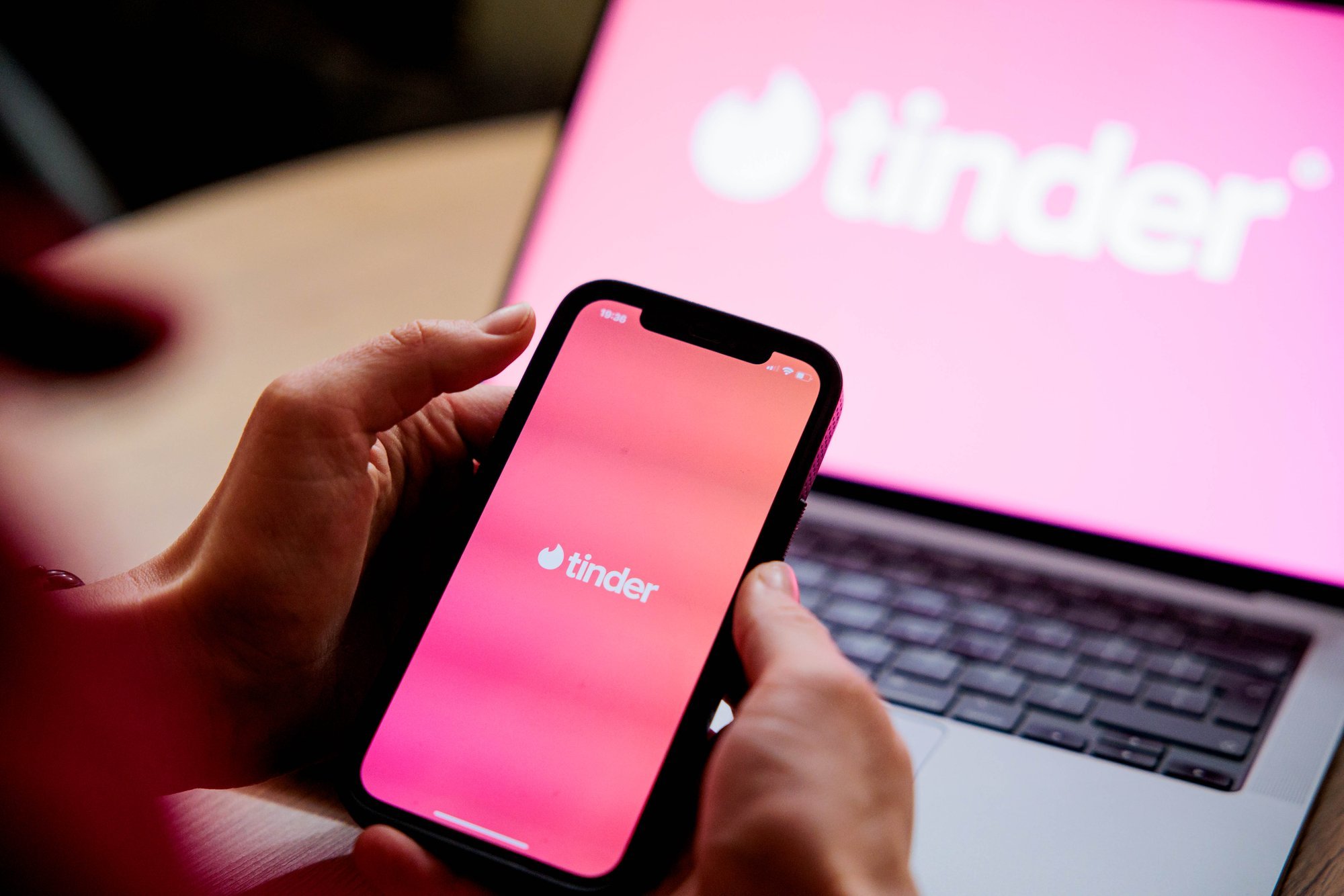 Pažintis per „Tinder“ jaunuoliui tapo baisiu galvos skausmu, o Lietuvai ...