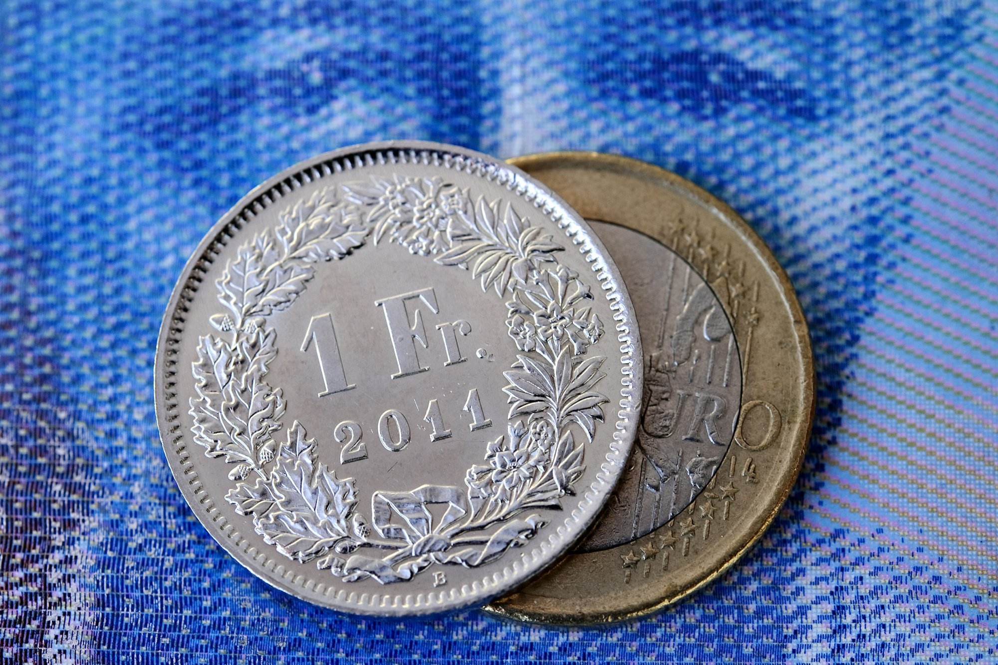 Šveicarijos franko vertė smūgiavo bankui - Delfi verslas