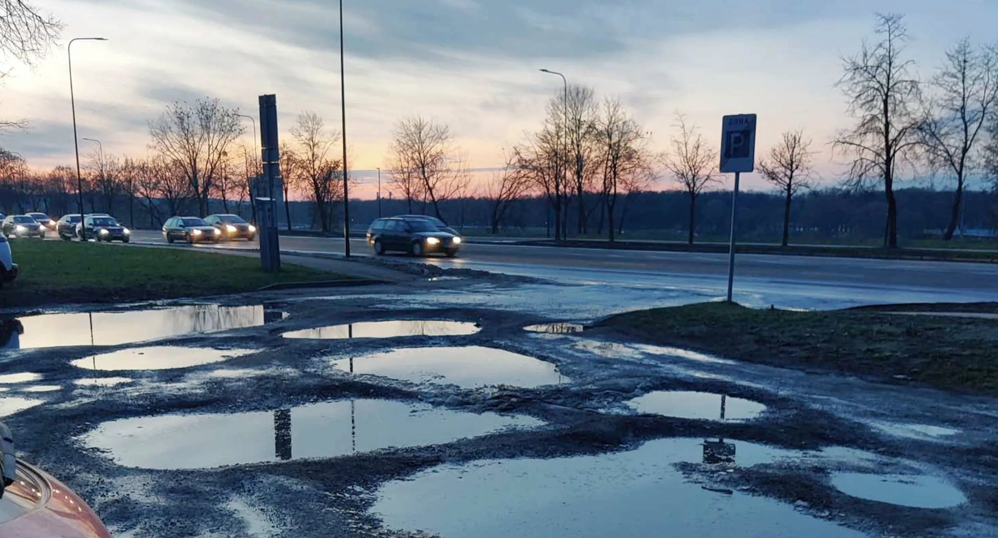 Kauniečiai siunta: aikštelė mokama, bet joje tenka gadinti automobilius ...