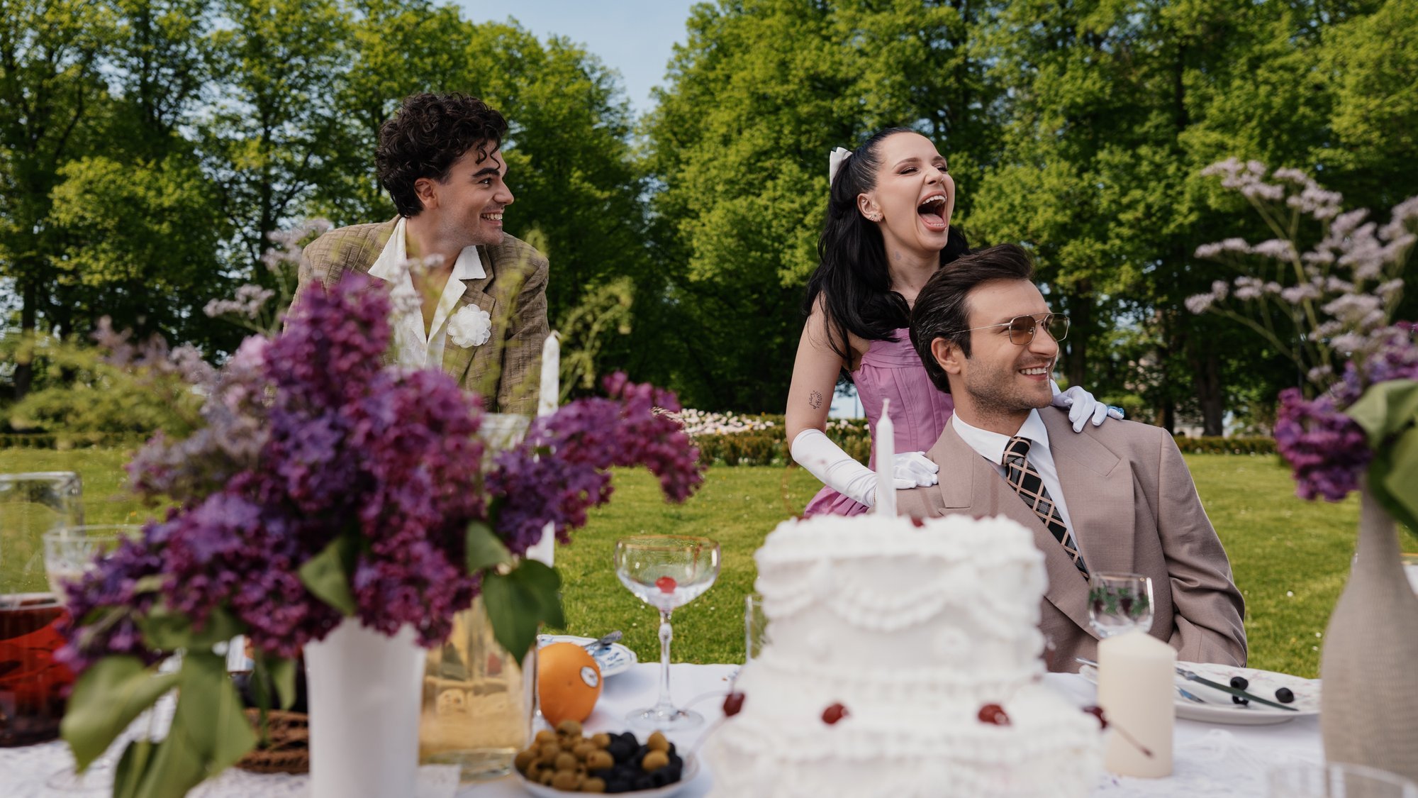 Delfi premjera: Monika Liu, Vaidas Baumila ir Rokas Yan pristato keistą vestuvių istoriją - Delfi TV