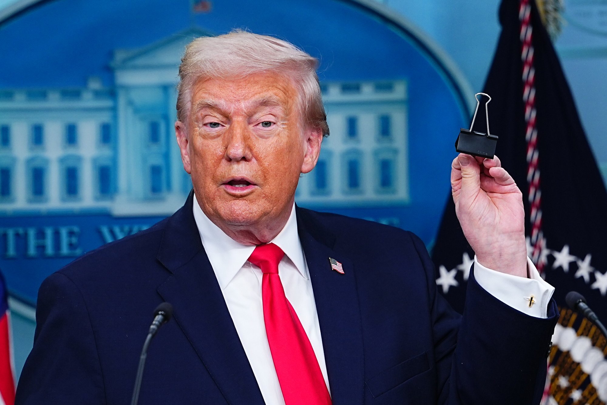 „Įklimpome“: Donaldas Trumpas atsidūrė nepavydėtinoje padėtyje - Delfi
