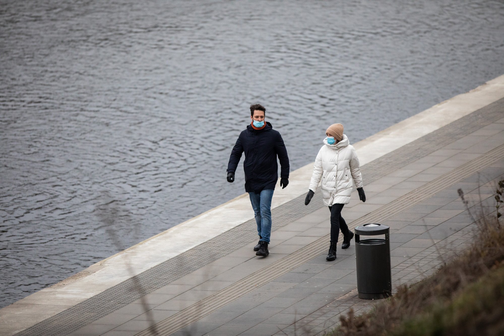 Experts propose 4 lockdown scenarios and 'social support bubbles ...