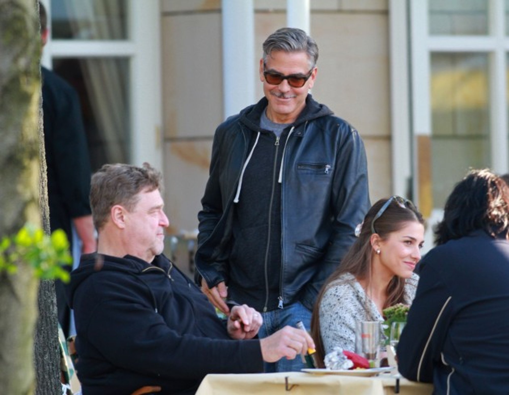 G. Clooney: jei sako, kad esu gėjus, nepulsiu ant kelių įrodinėti, kad ...