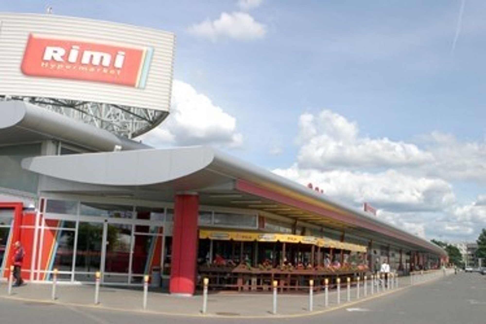 Negavus užmokesčio Marijampolėje išneštos paradinės „Rimi“ durys - Delfi