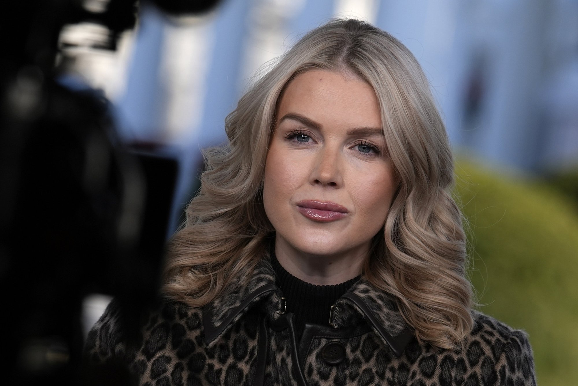 Trumpo patikėtinės Karoline Leavitt veidas iš arti sukėlė skandalą ...