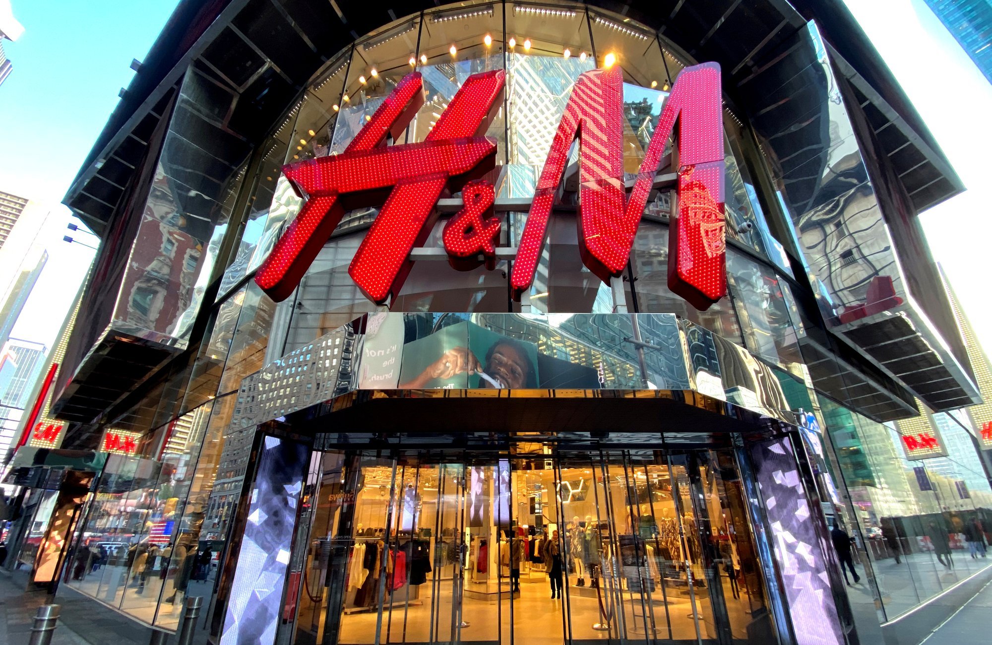 H&M nutraukė ryšius su viena tiekėja iš Kinijos dėl kaltinimų ...