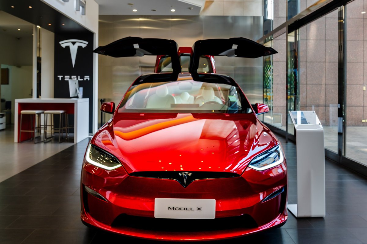 „Tesla“ nutrauks dviejų elektromobilių modelių gamybą - Delfi auto