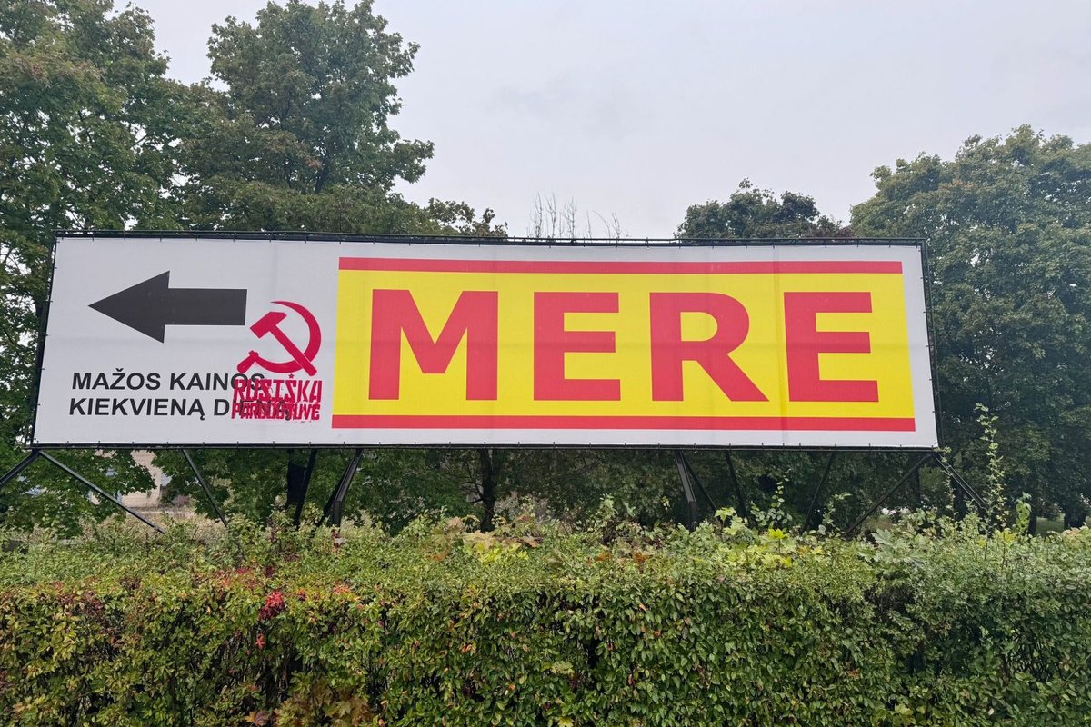 Kaune ant parduotuvės „Mere“ stendo užpurkštas užrašas „Rusiška parduotuvė“, nupieštas kūjis ir ...