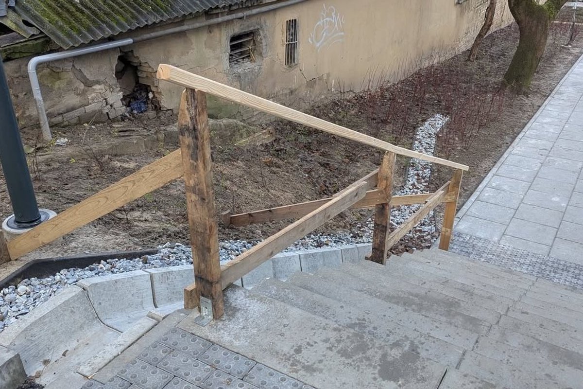 Жителей рассмешили перила на улице Пелесос в столице - Delfi RU