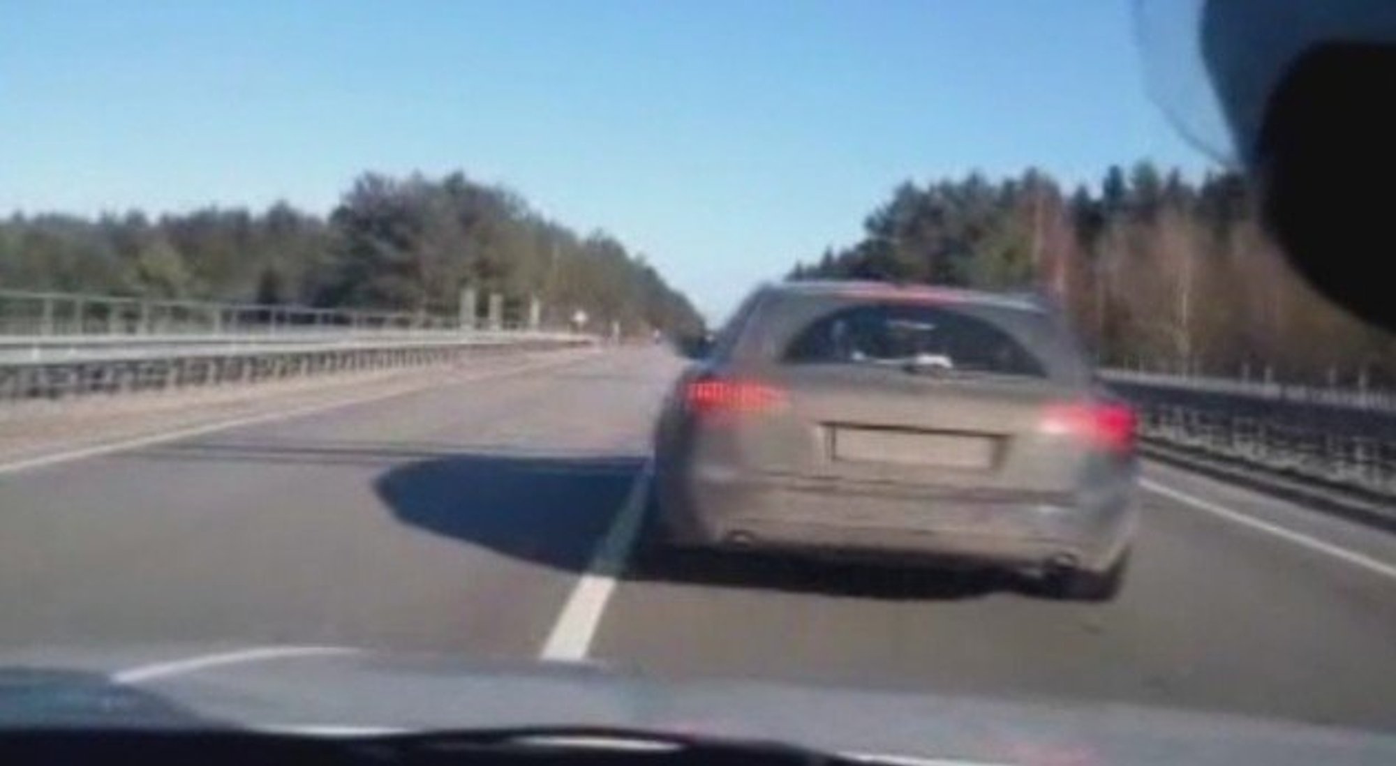 Pavojingai manevravusiam „Audi“ vairuotojui – bauda už chuliganišką ...