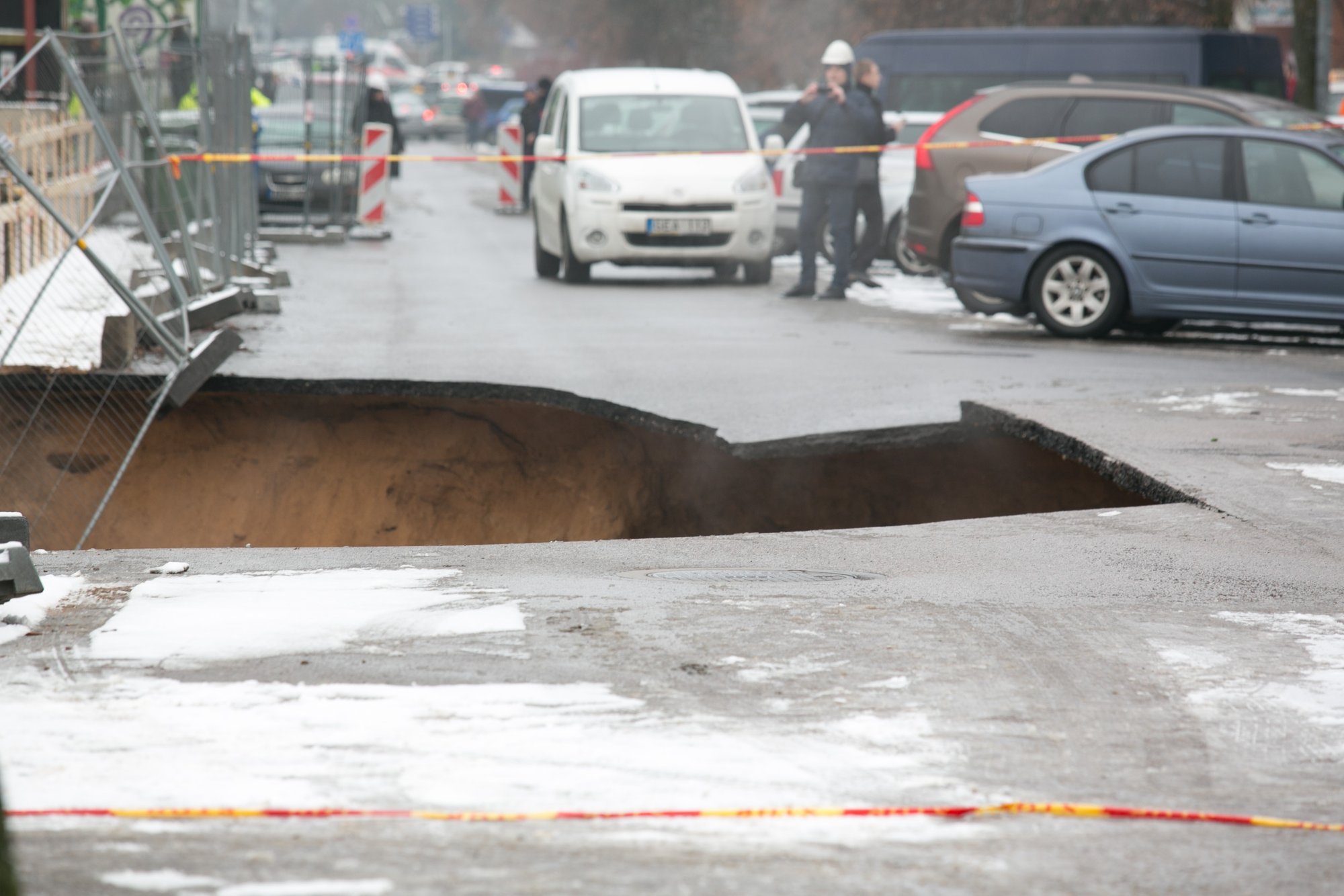 Sinkhole forces evacuation of Barclays building in Vilnius - Delfi EN