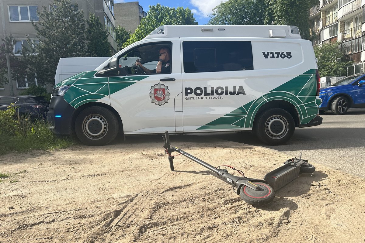 Šiauliuose „Škoda“ susidūrė su paspirtuku – du vaikai atsidūrė ...