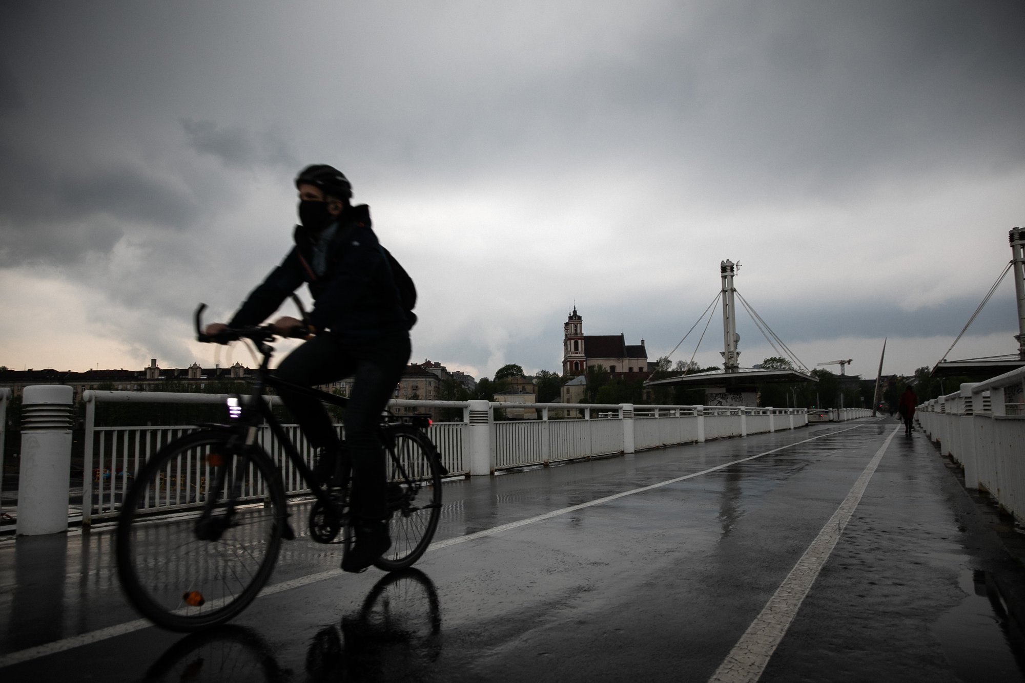 Lietuvoje artinasi smarki liūtis ir kruša: įspėja, kada geriau neiti į ...