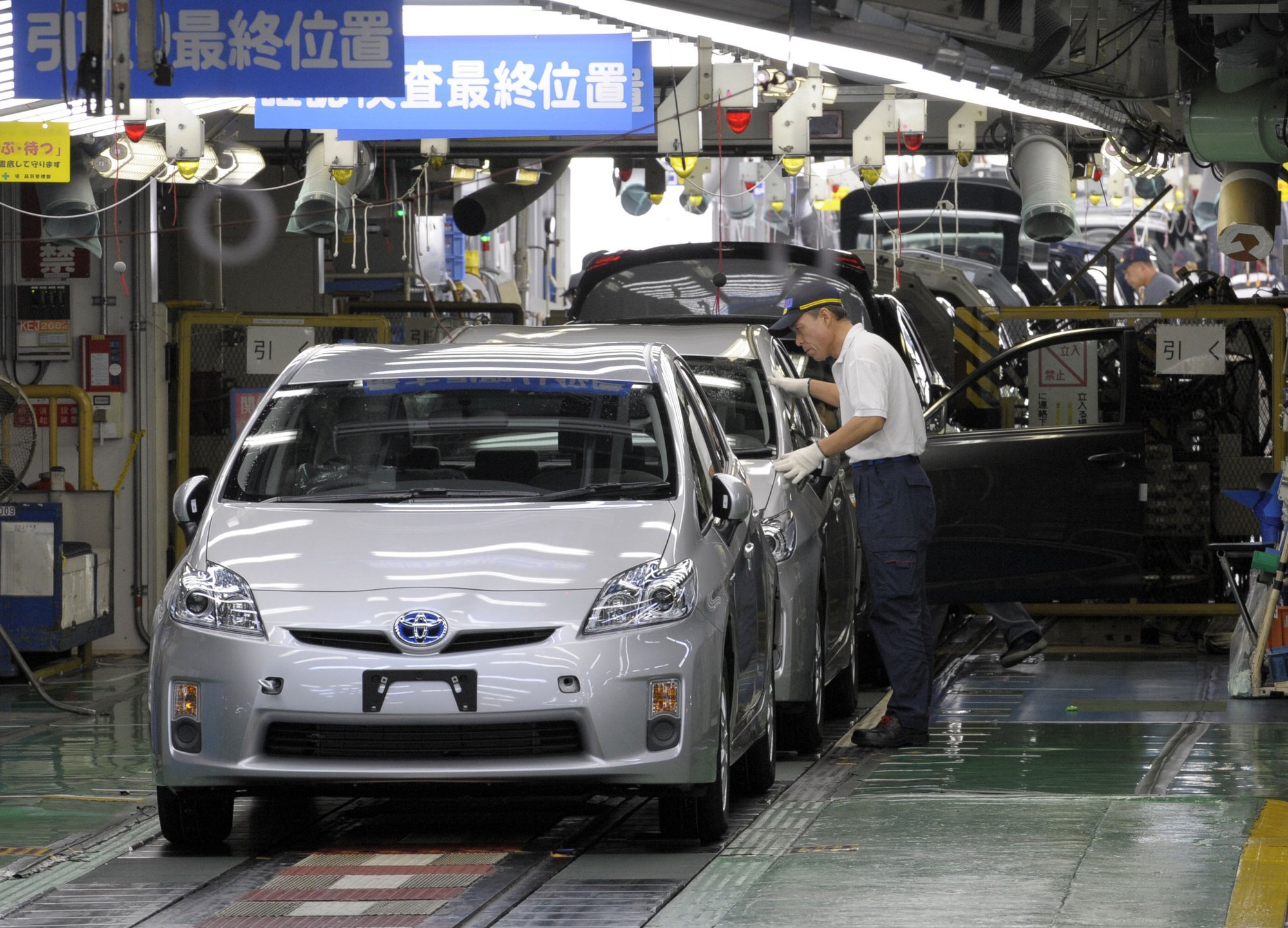 Antradienį „Toyota“ paskelbė apie laikiną visų 14-os gamyklų veiklos ...