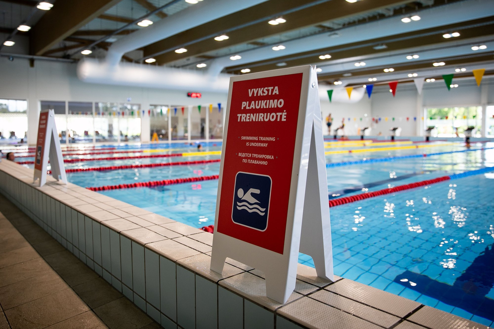 В каунасском бассейне тонула малолетняя девочка - Delfi RU