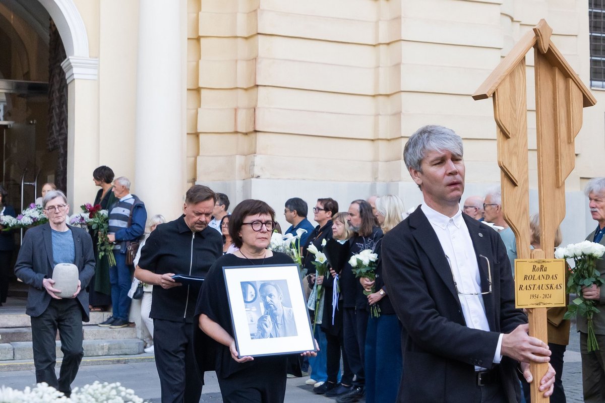Į paskutinę kelionę išlydimas Rolandas Rastauskas - Delfi kultūra