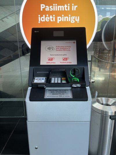 Pokyčiai „Swedbank“ bankomatuose – nebereiks kortelės - Delfi verslas