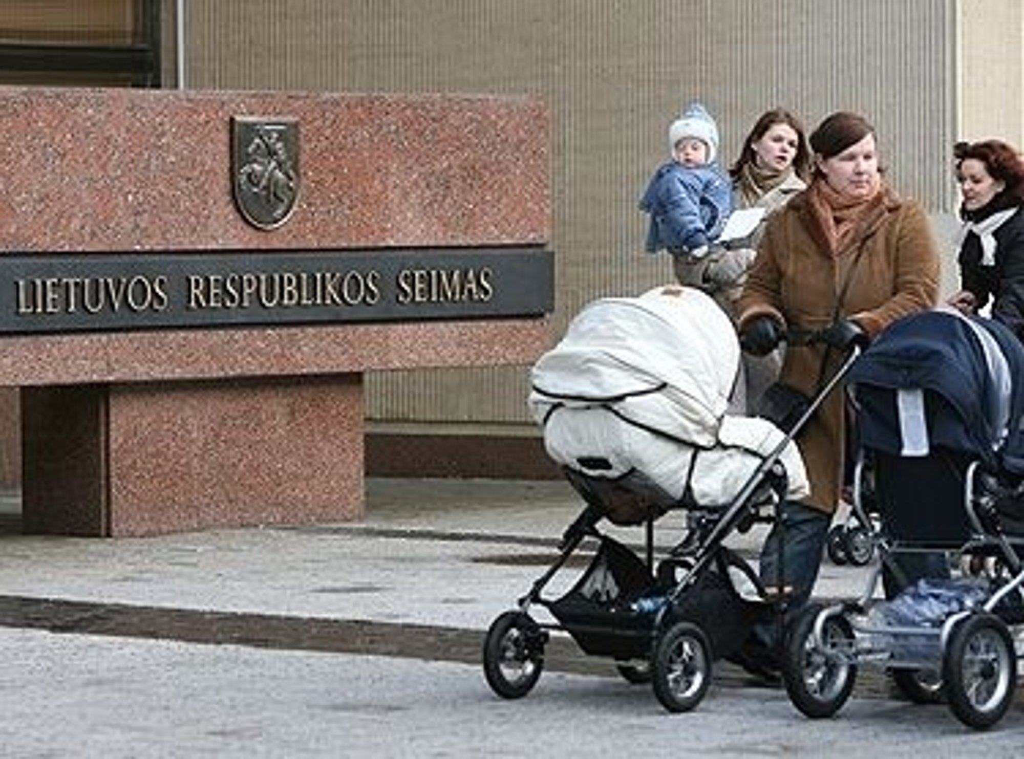 Krizę įveikti siūloma nesikėsinant į socialinę ir sveikatos sferas - Delfi