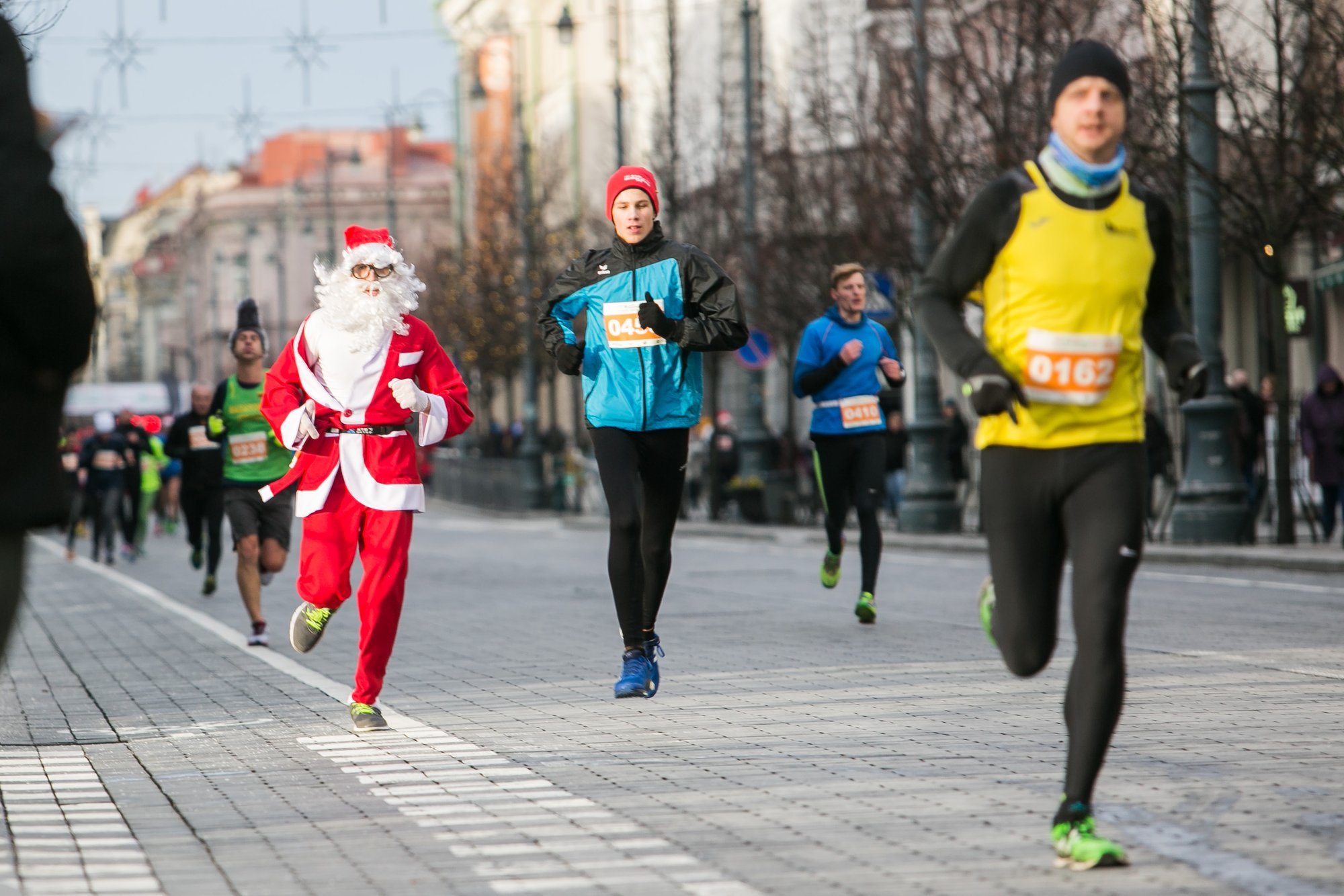 Santas hit the streets for Vilnius' 40th annual Christmas run - Delfi EN